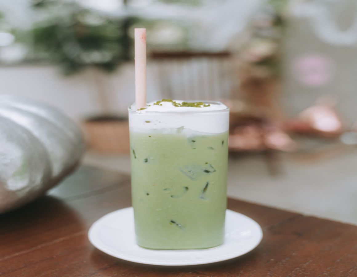 Matcha latte tea czyli zielona herbata z mlekiem - Kawiarnia Parkowa